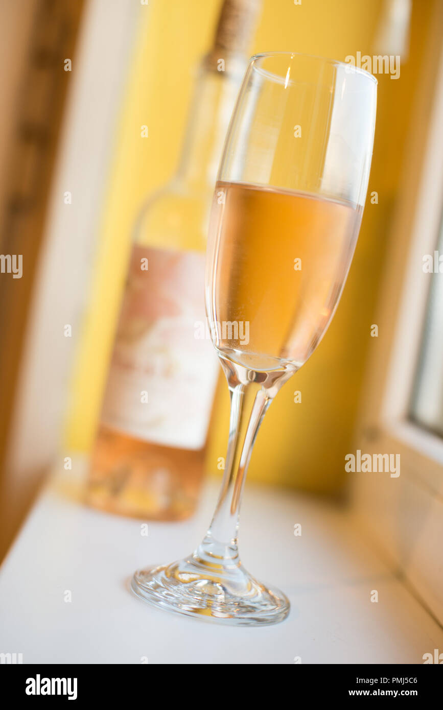 Rose wine glass bottle hi-res stock photography and images - Alamy
