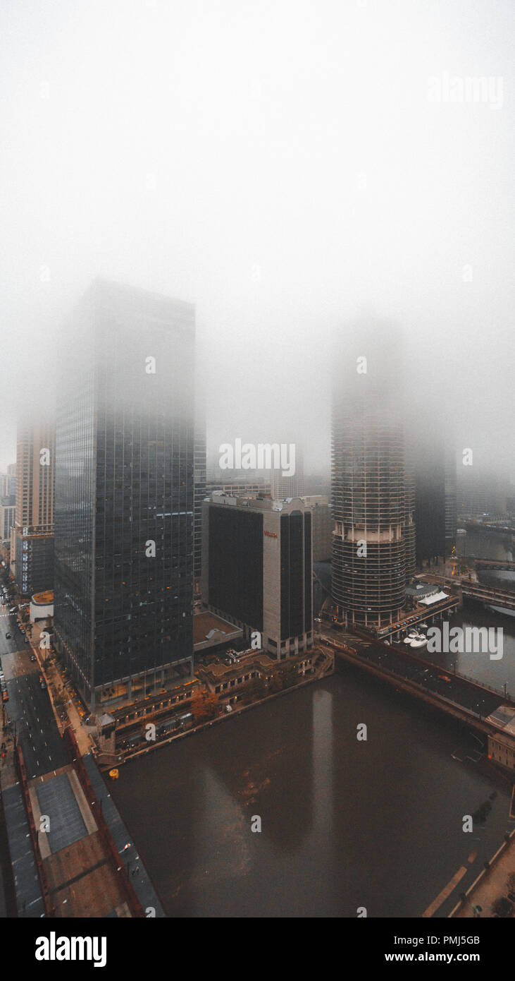 Chicago skyline fog hi-res stock photography and images - Alamy