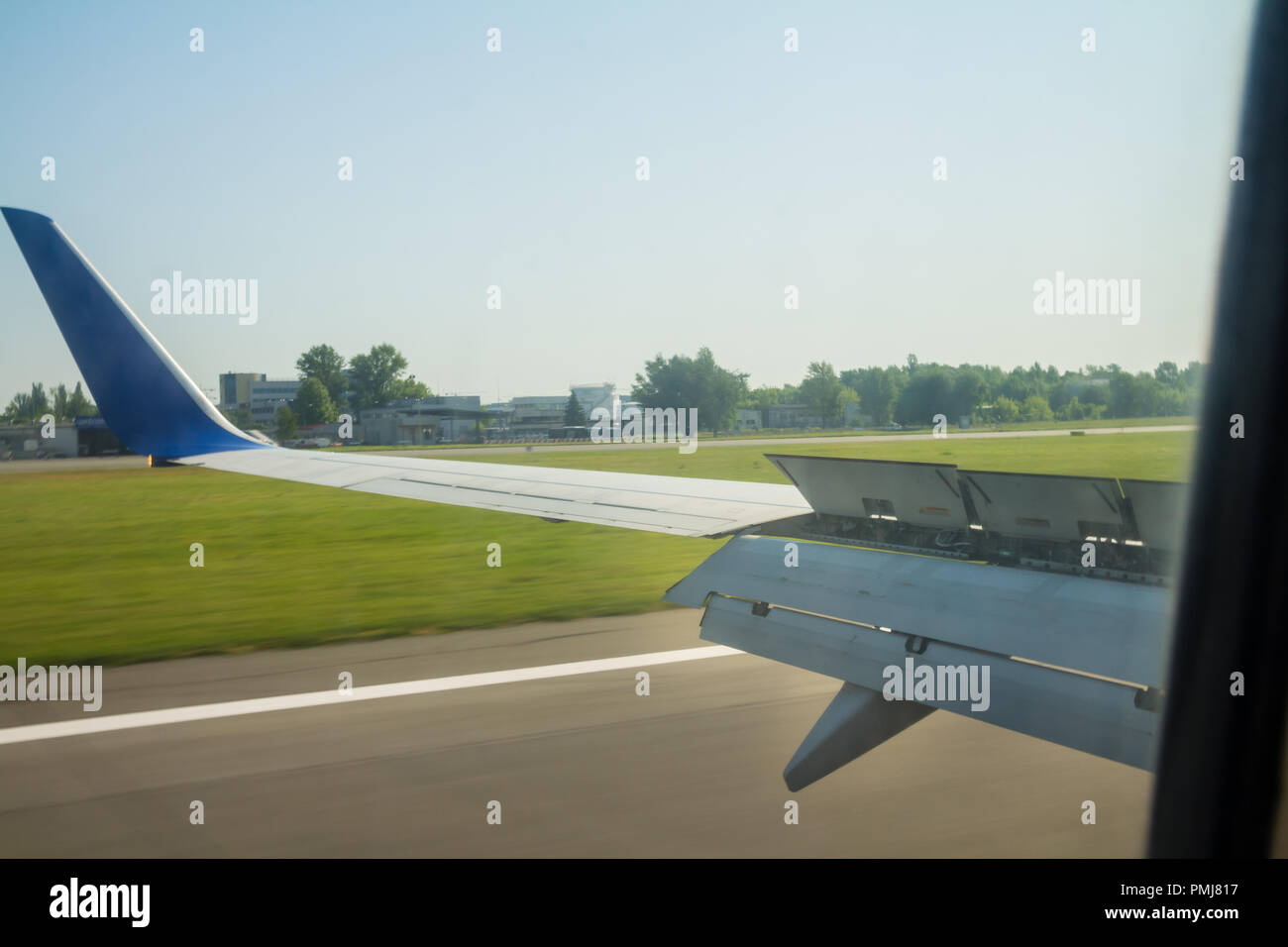 Plane wing with flaps open hi-res stock photography and images - Alamy