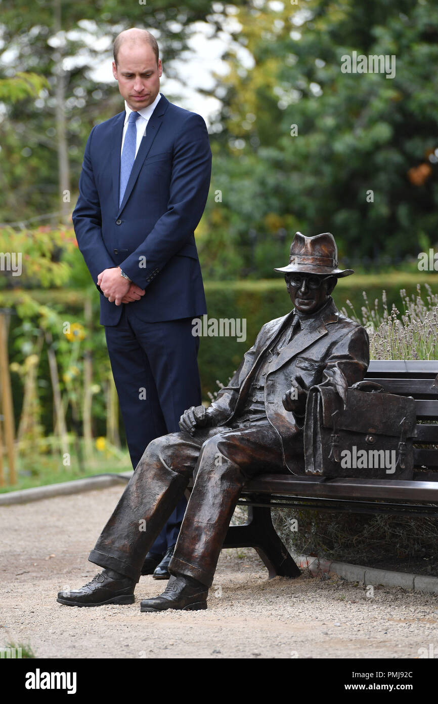 The Duke of Cambridge unveils a new sculpture of Major Frank Foley at ...