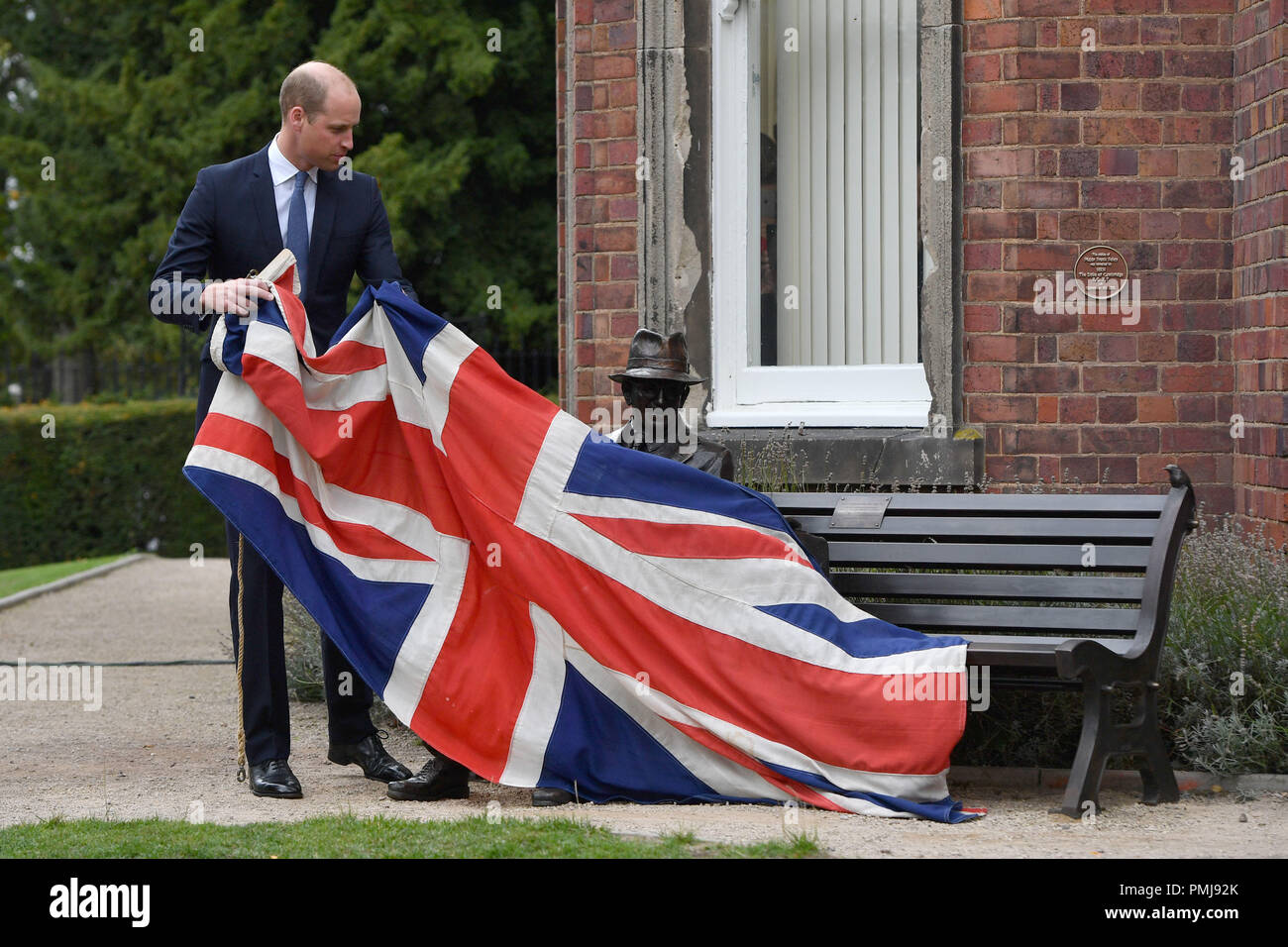 The Duke of Cambridge unveils a new sculpture of Major Frank Foley at ...