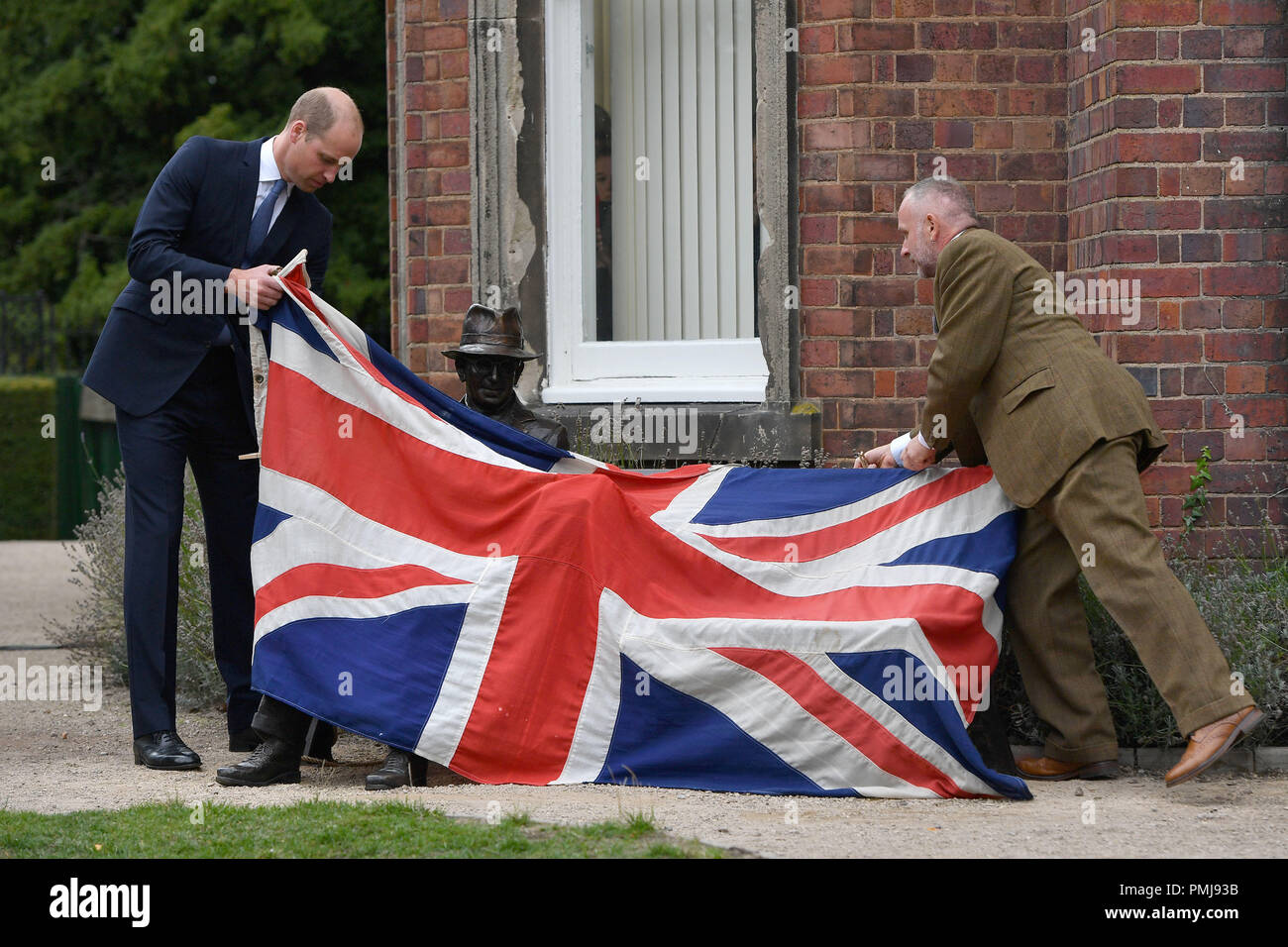 The Duke of Cambridge and artist Andy de Comyn unveil a new sculpture ...