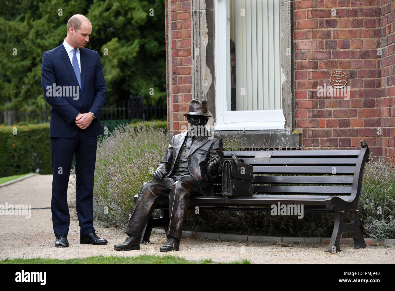 The Duke of Cambridge unveils a new sculpture of Major Frank Foley at ...