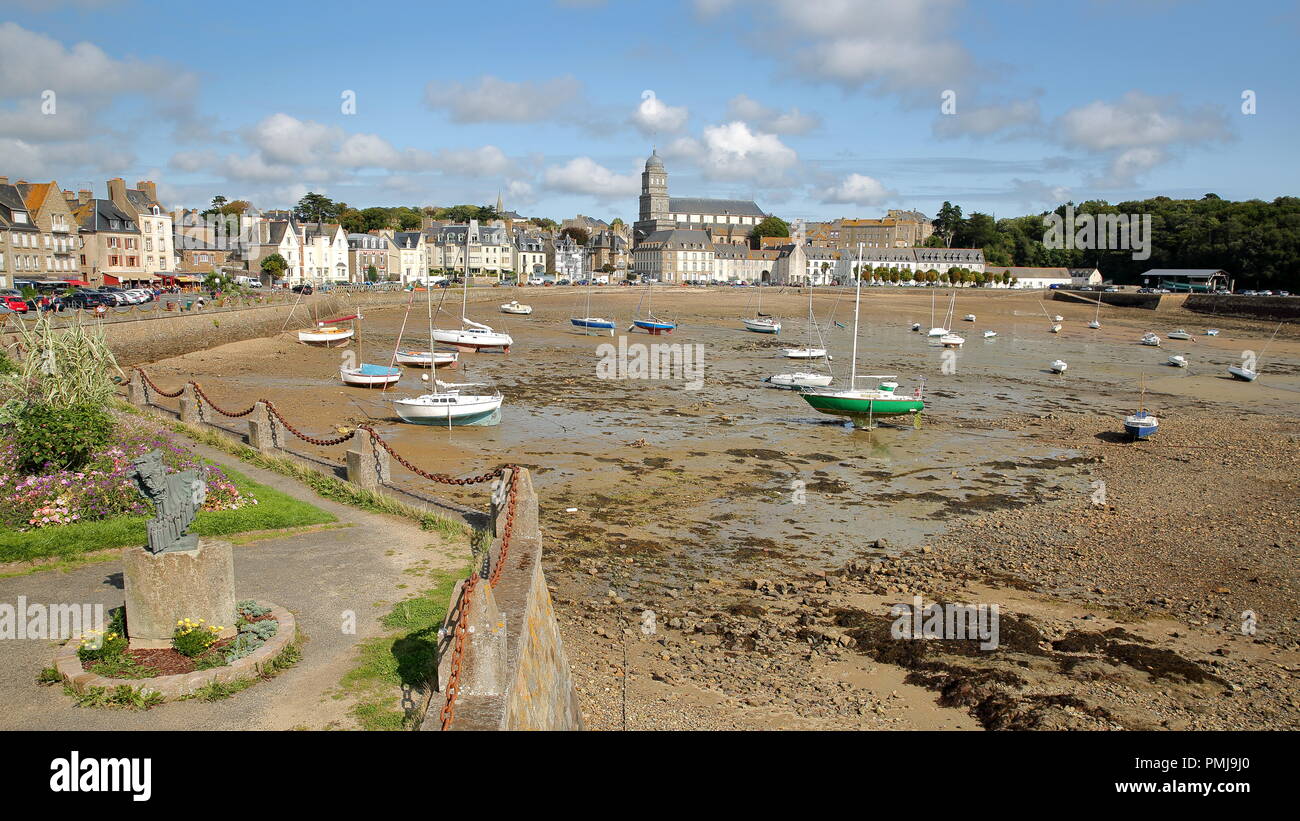 The beach Solidor at Saint Servan at low tide with Sainte Croix Church ...