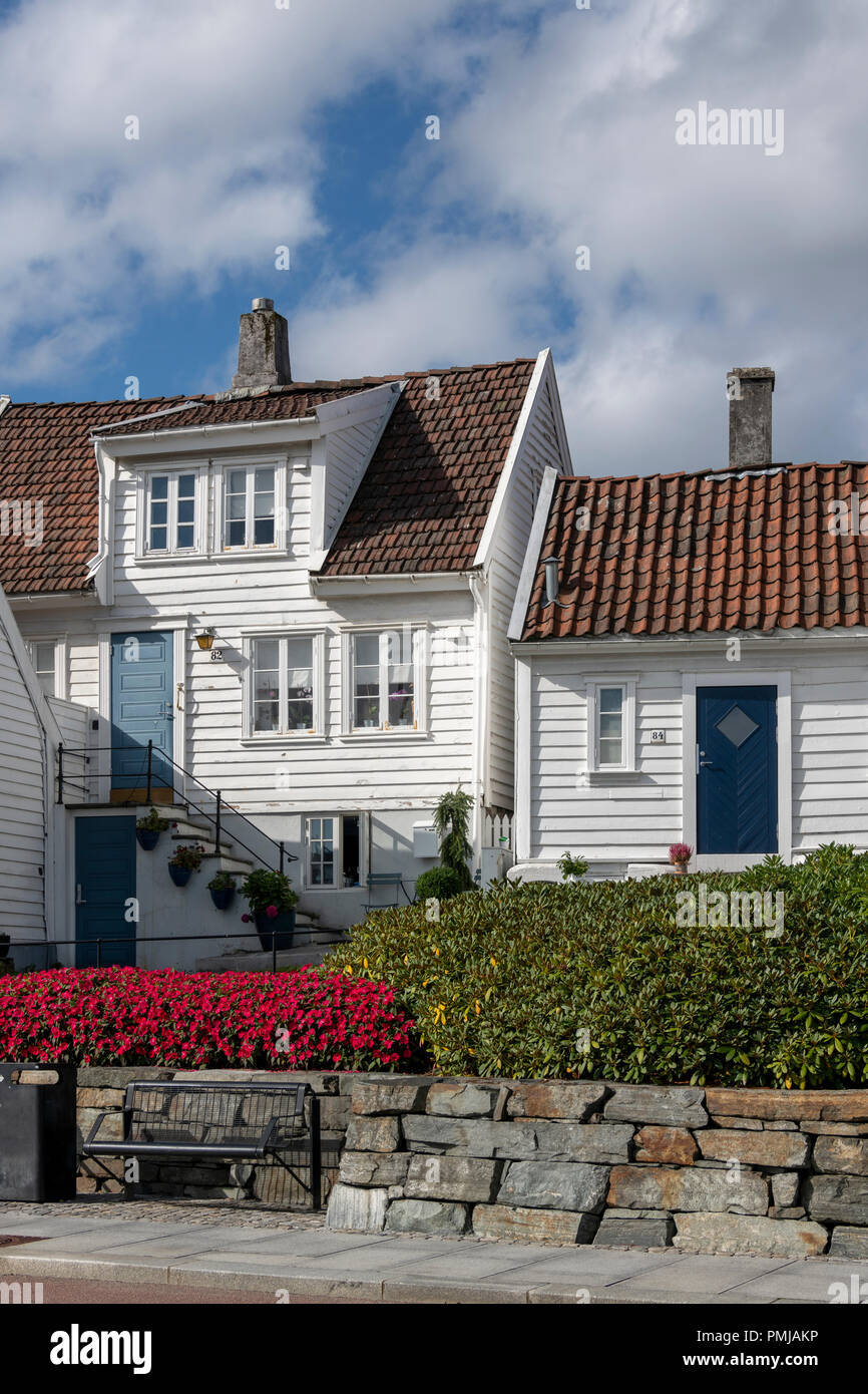 Norwegian pretty painted cottages hi-res stock photography and images ...