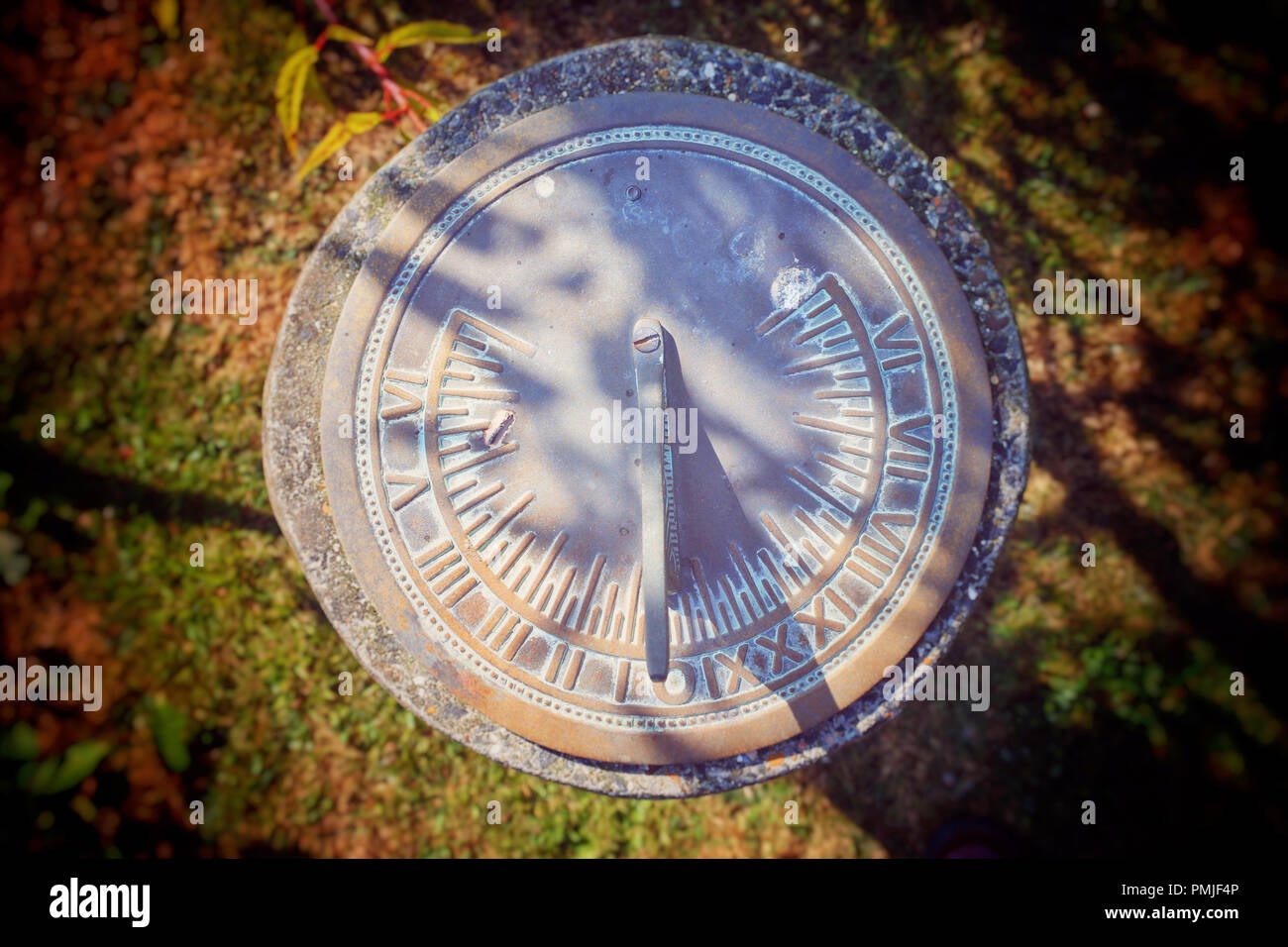 Sundial feature hi-res stock photography and images - Alamy
