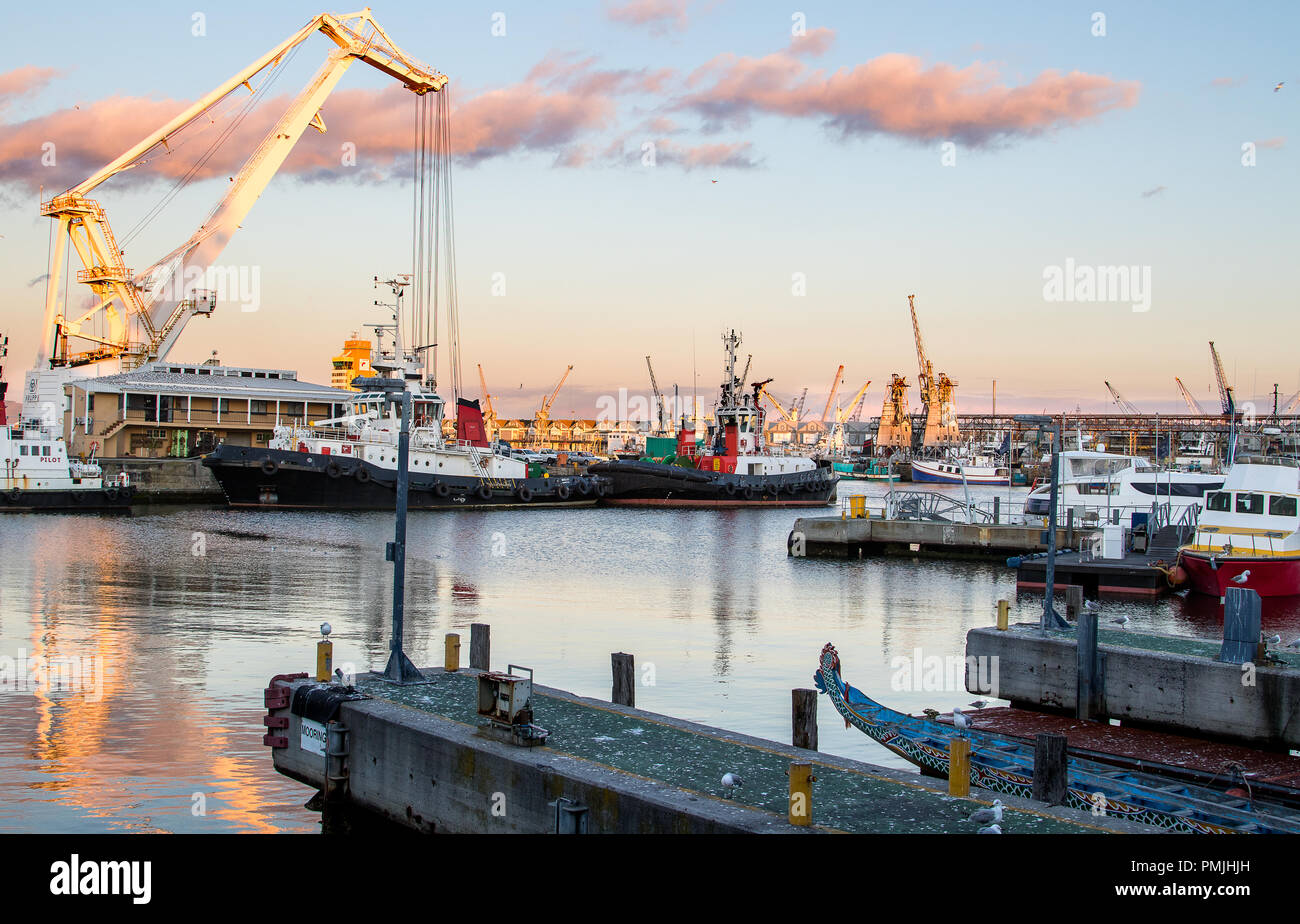 Cape town harbour ships hi-res stock photography and images - Alamy