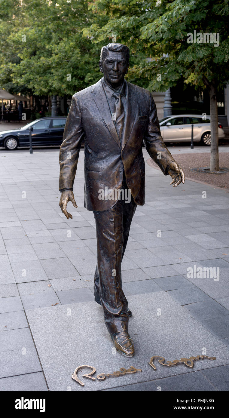 Ronald reagan bronze sculpture hi-res stock photography and images - Alamy