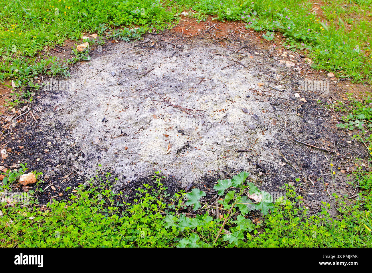 Ash in fire pit hi-res stock photography and images - Alamy