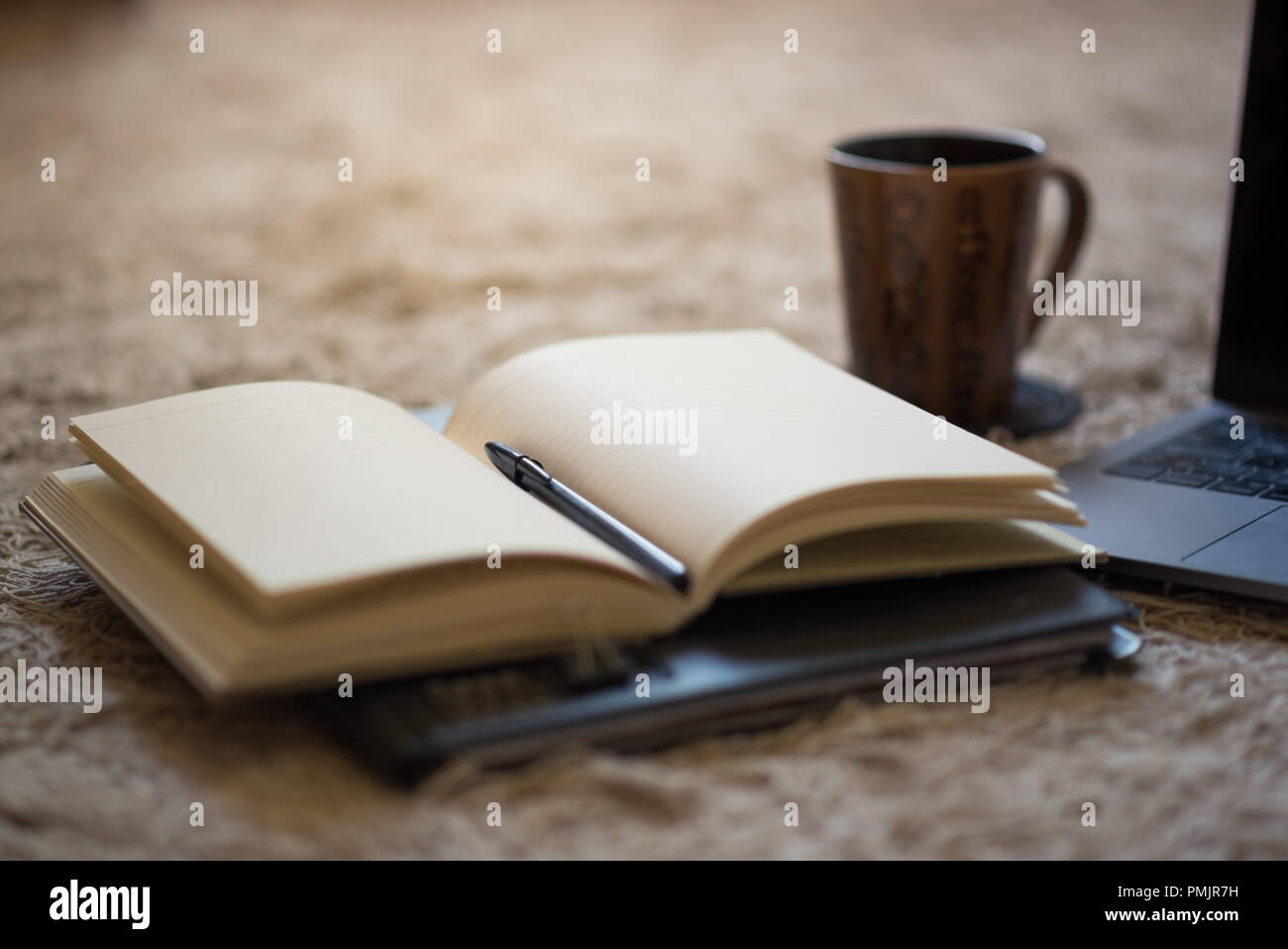 Narrow workspace hi-res stock photography and images - Alamy