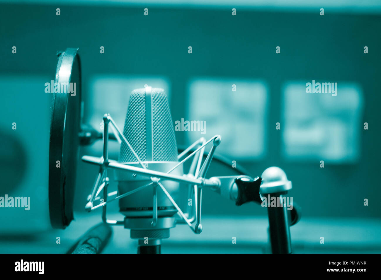 Radio actors record hi-res stock photography and images - Alamy