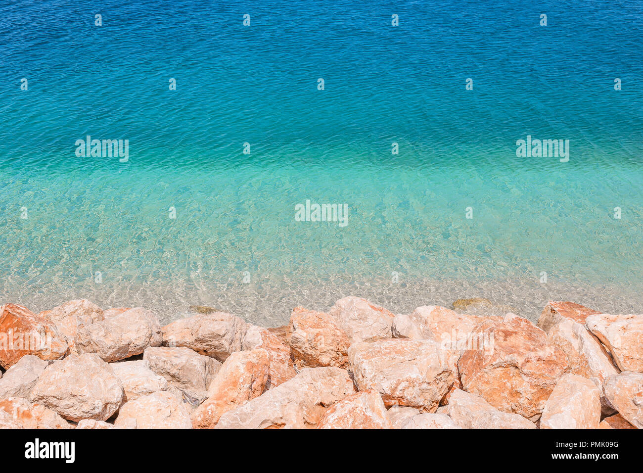Rocks and turquoise water background Stock Photo - Alamy