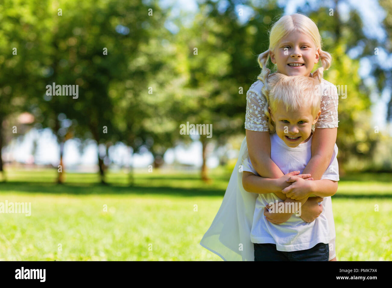 Kids hugging hi-res stock photography and images - Alamy