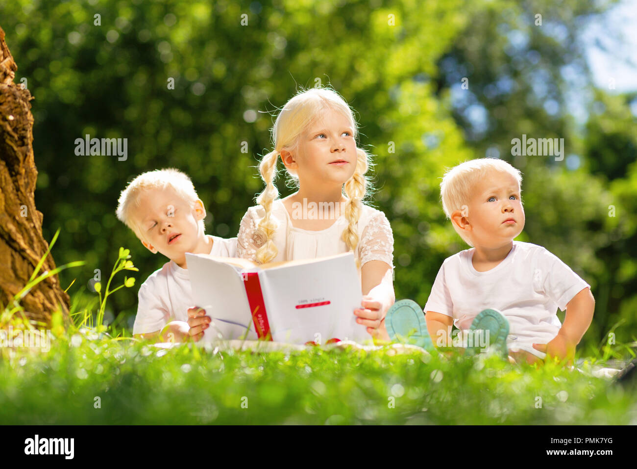 Kids reading hi-res stock photography and images - Alamy