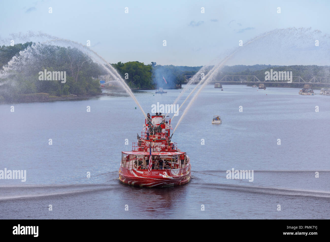 Red tugboat on the hudson river hi-res stock photography and images - Alamy