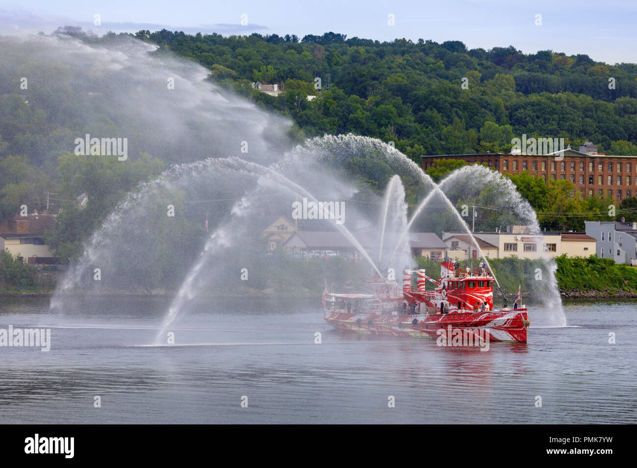 Red tugboat on the hudson river hi-res stock photography and images - Alamy