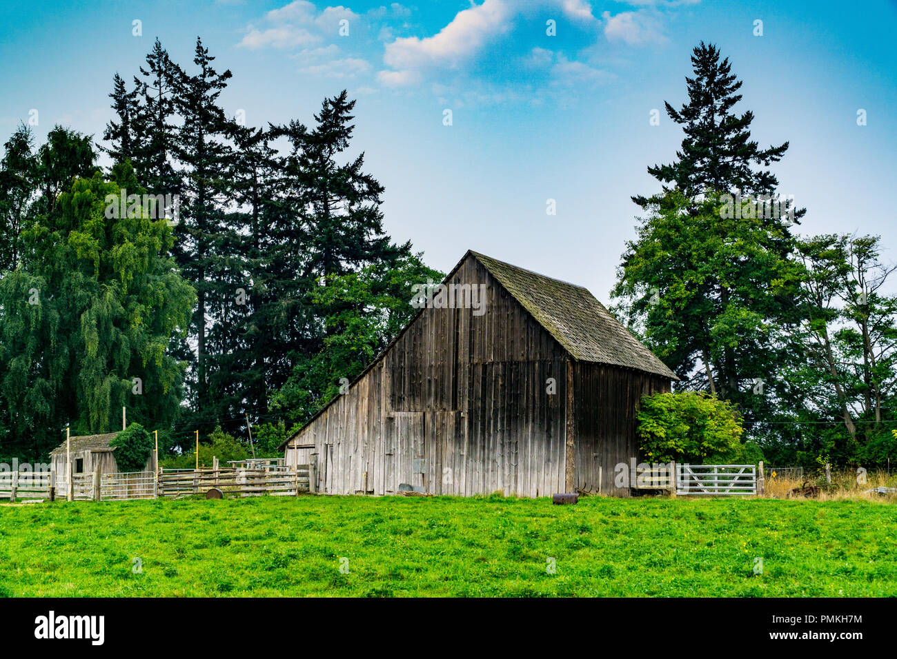 Barn with outbuilding hi-res stock photography and images - Alamy