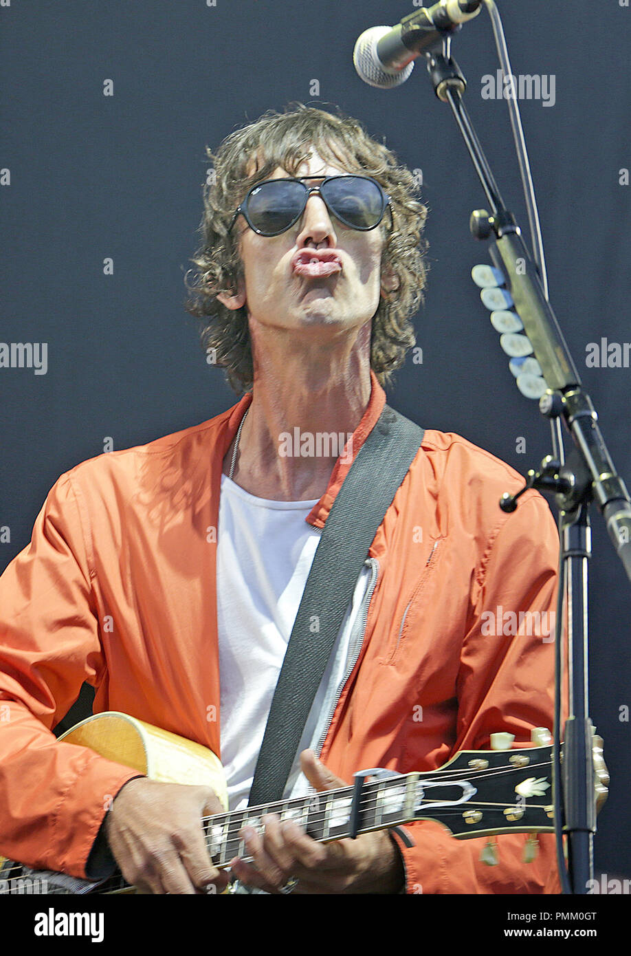 Richard ashcroft performing with the verve hi-res stock photography and ...