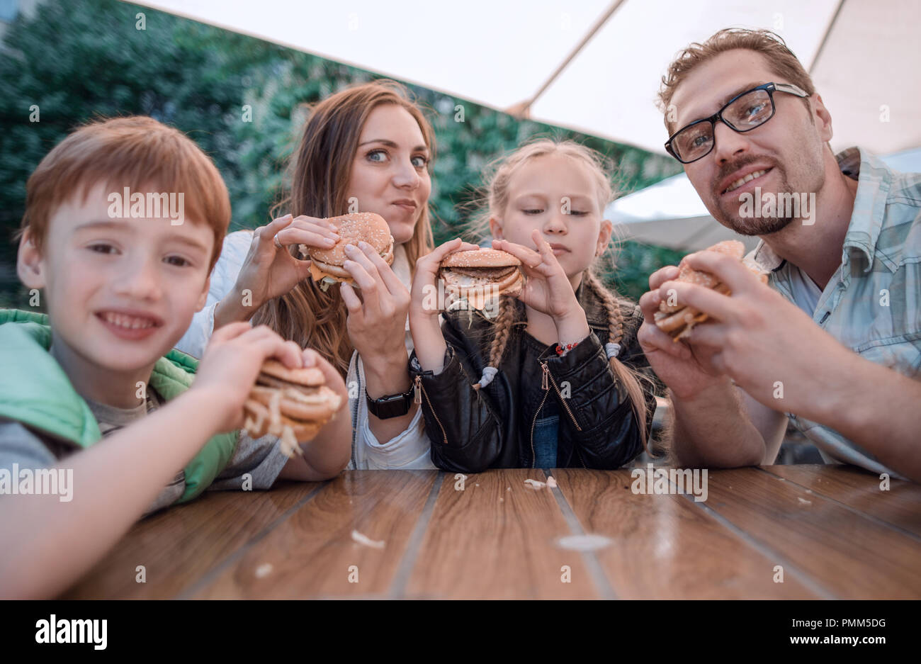 Family child dinner restaurant outdoors hi-res stock photography and ...