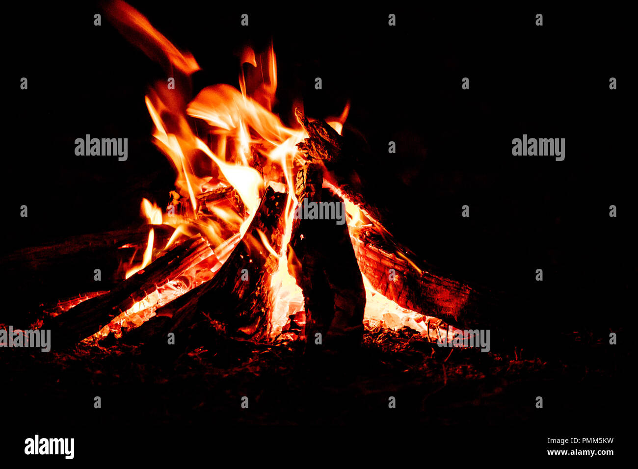Camp fire burns bright in the African Bush Stock Photo - Alamy