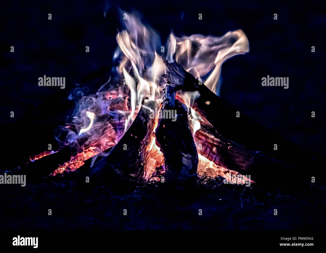 Camp fire burns bright in the African Bush Stock Photo - Alamy
