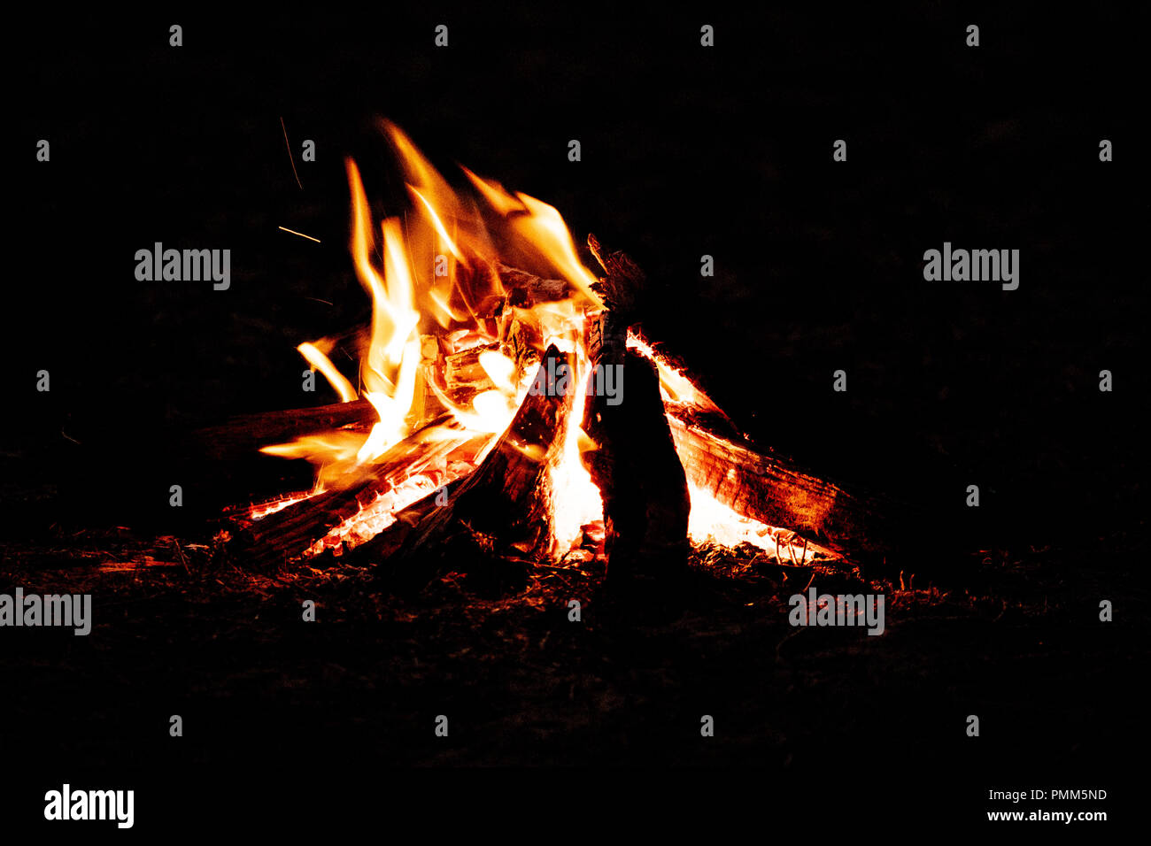 Camp fire burns bright in the African Bush Stock Photo - Alamy