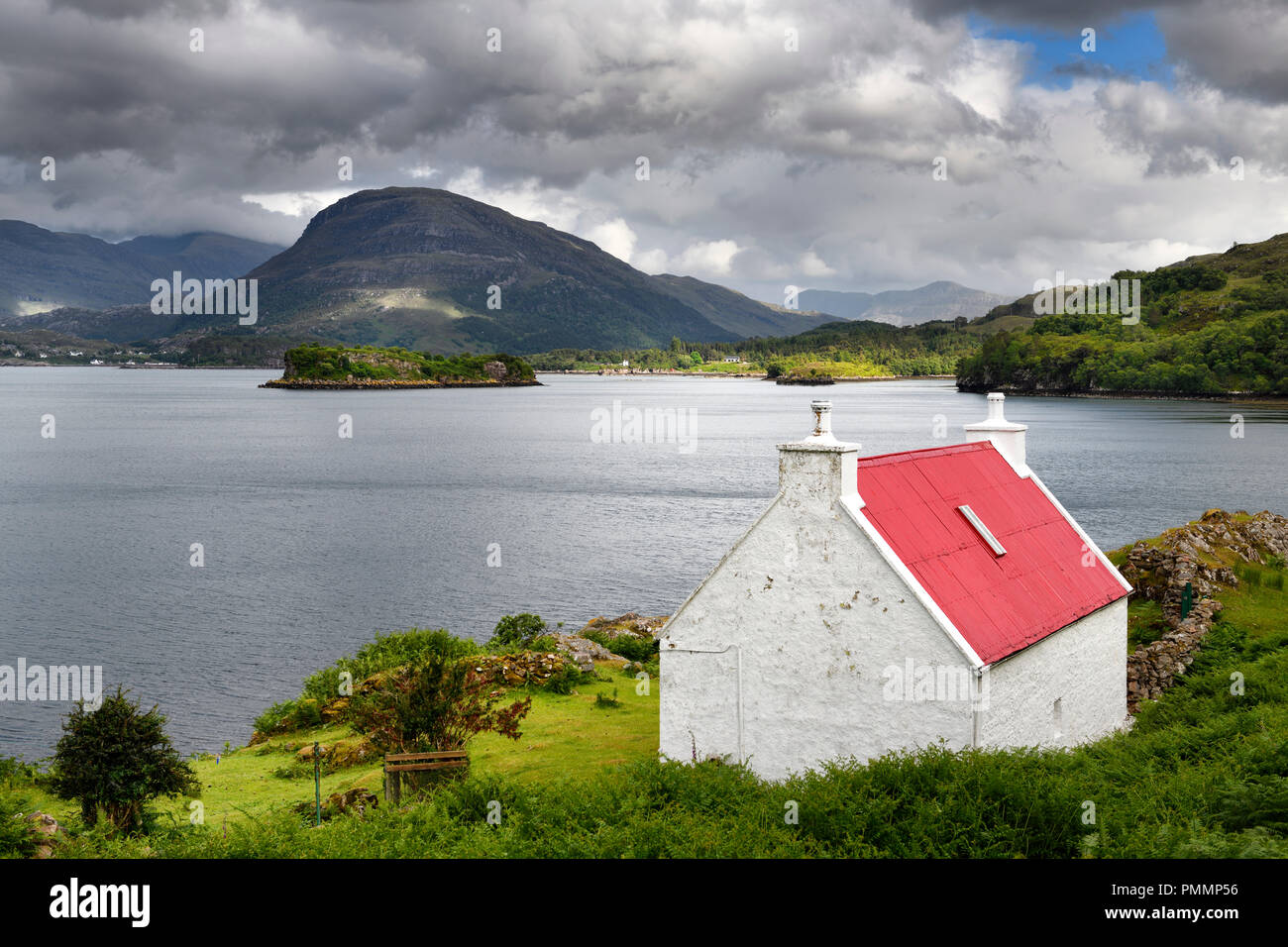 Red roof cottage hi-res stock photography and images - Alamy