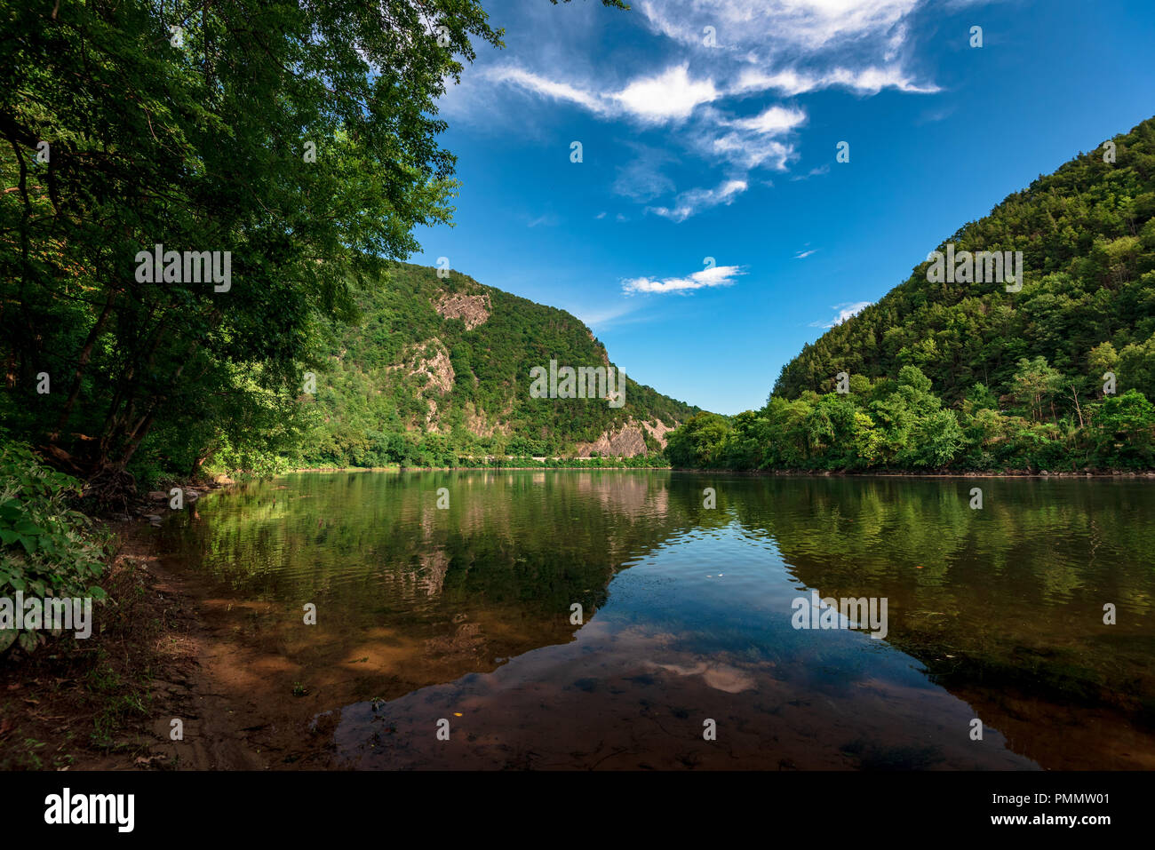 View on the Delaware Water Gap and Delaware River Stock Photo - Alamy