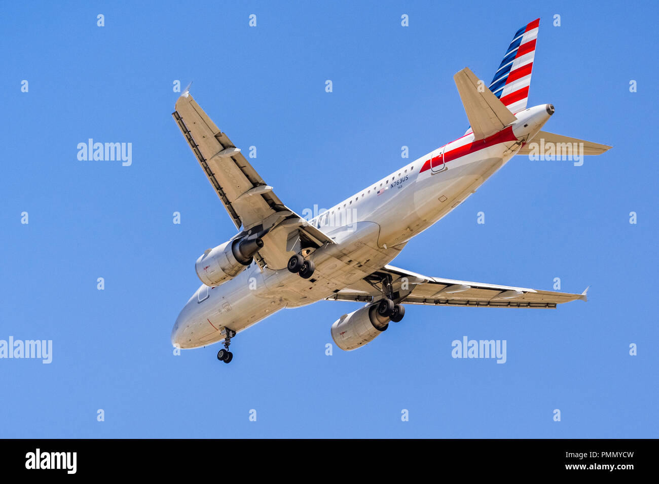 American airlines plane taking off hi-res stock photography and images ...