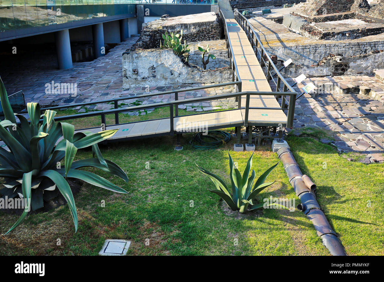 Aztec temple hi-res stock photography and images - Alamy