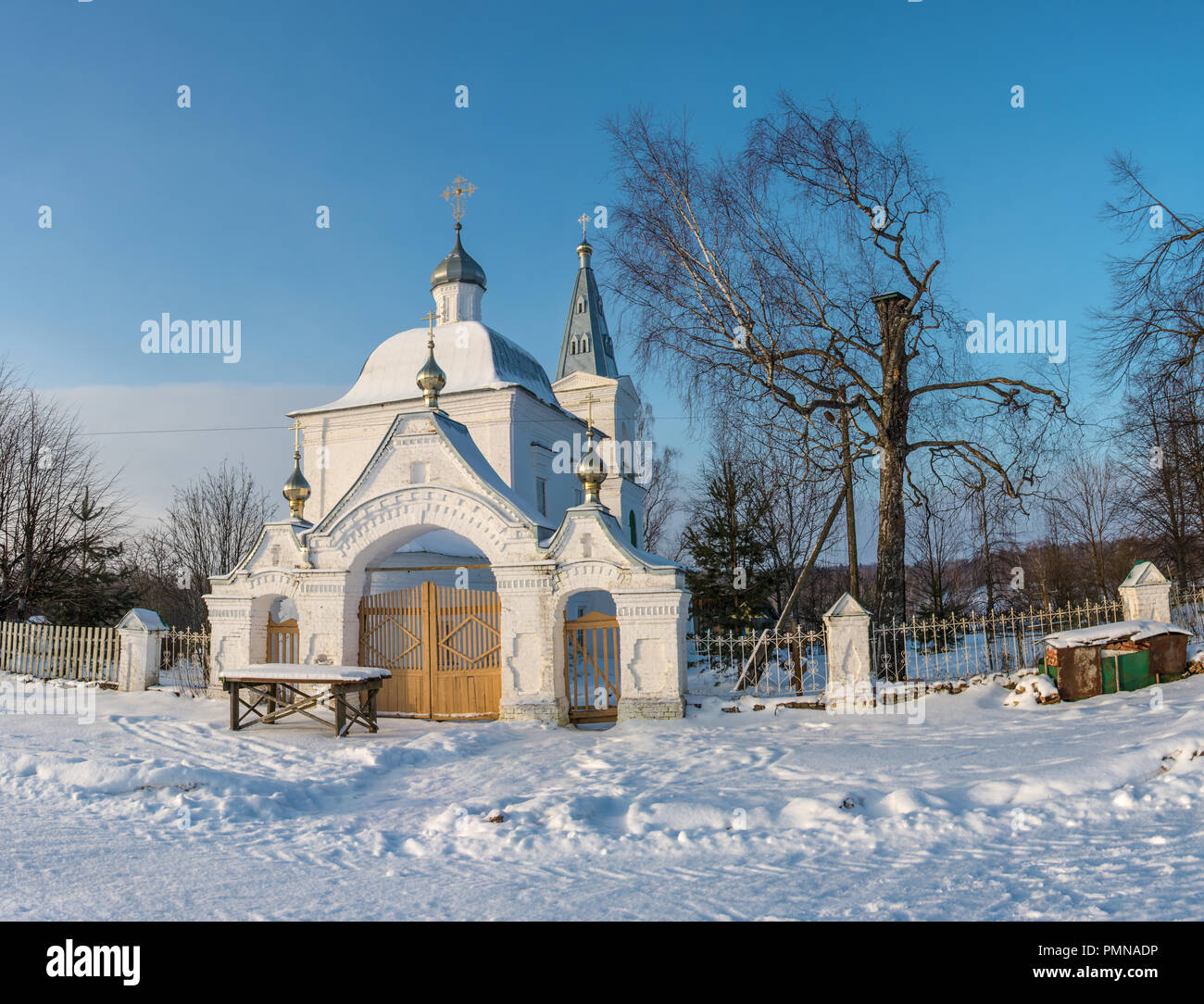 A jesus cross in the snow hi-res stock photography and images - Alamy