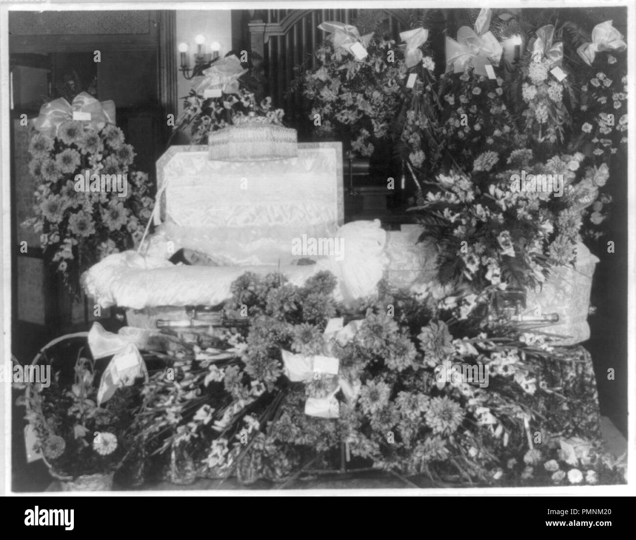 Funeral bier Black and White Stock Photos & Images - Alamy