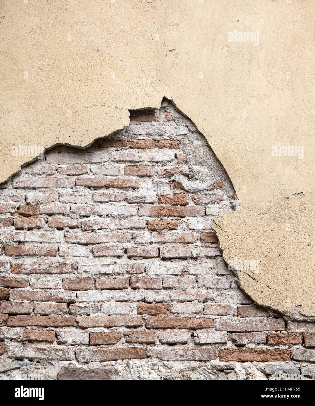 Crack brick hi-res stock photography and images - Alamy