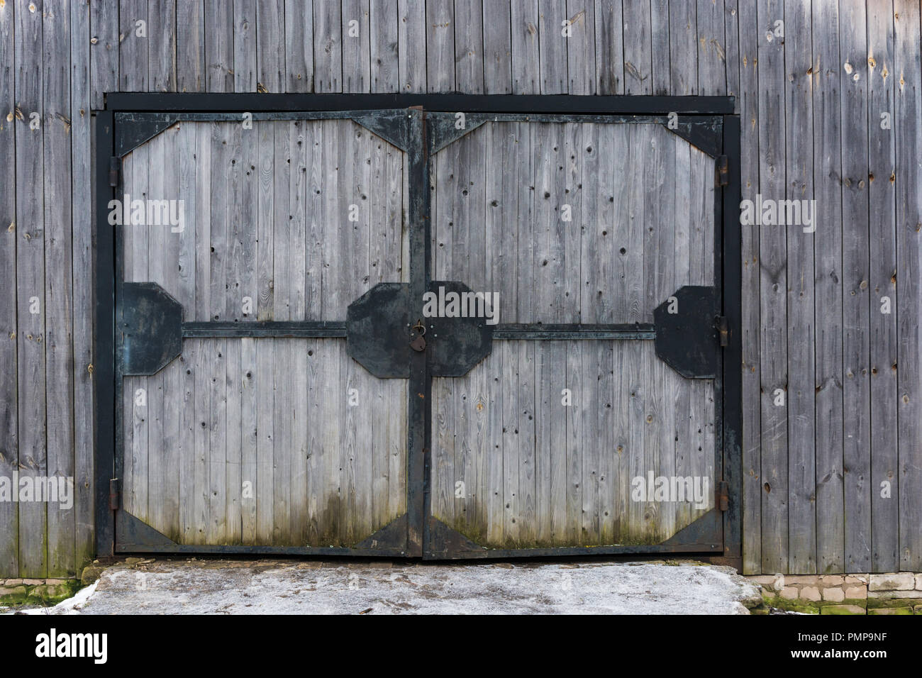 Large wooden gate hi-res stock photography and images - Alamy