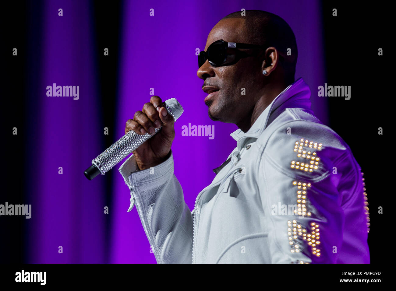 R Kelly performs during his 'Single Ladies' tour at Nokia Theatre L.A ...