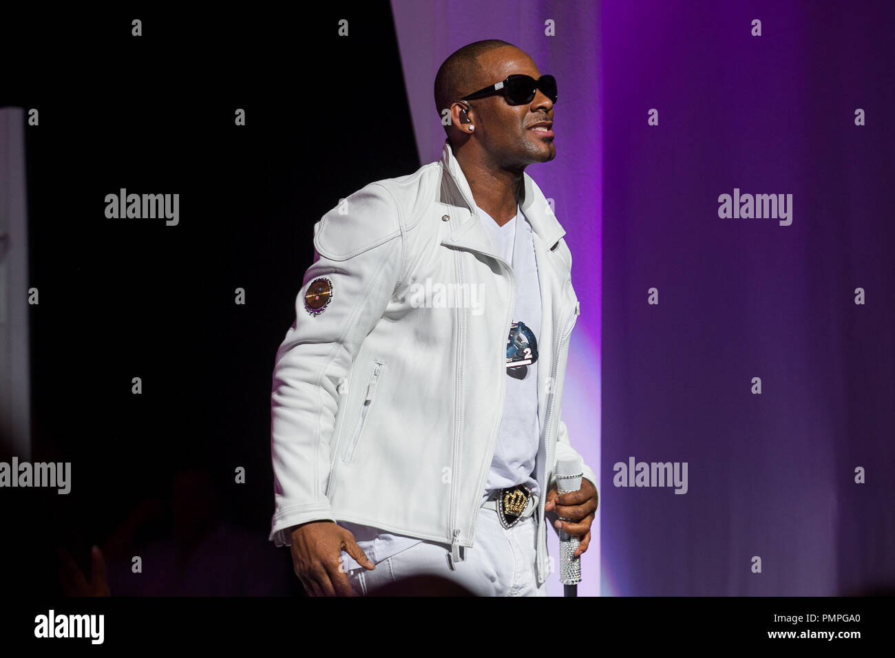 R Kelly performs during his 'Single Ladies' tour at Nokia Theatre L.A ...
