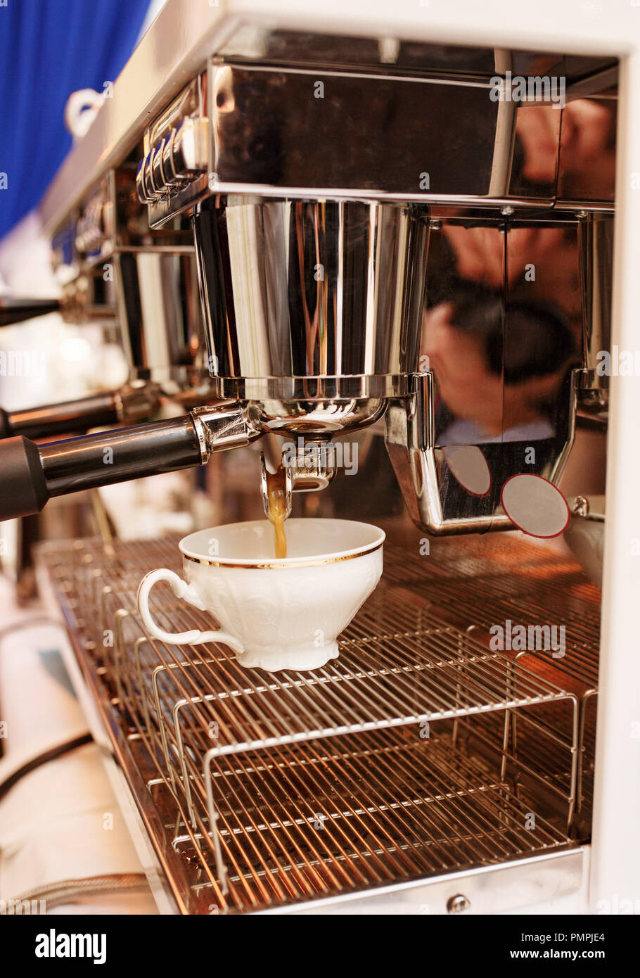 Pulling espresso hi-res stock photography and images - Alamy