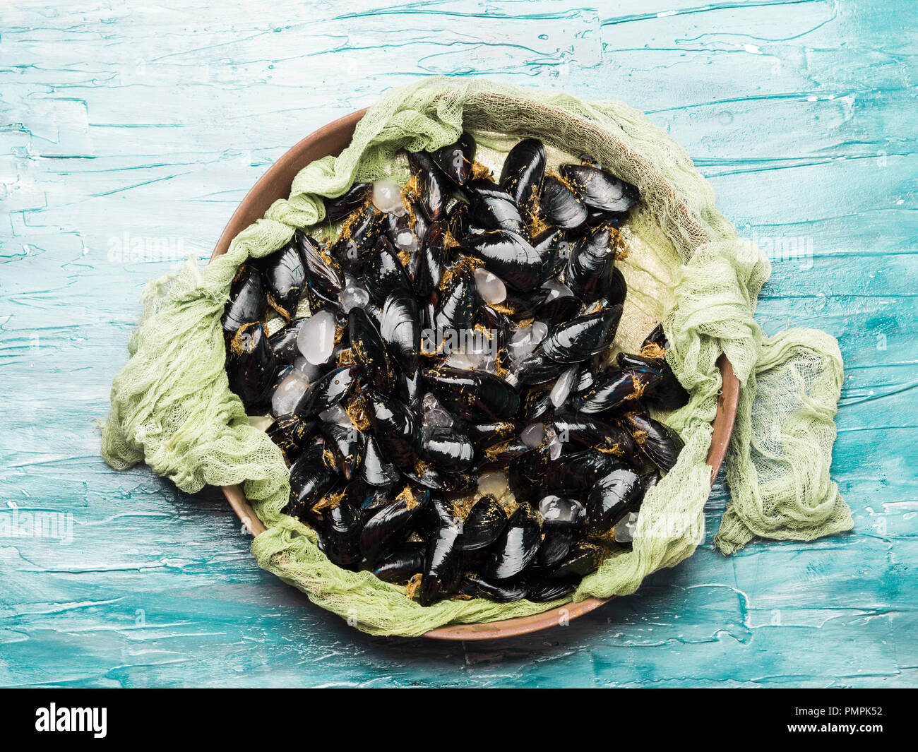 Fresh raw mussels on rusty tray. Seafood concept Stock Photo - Alamy