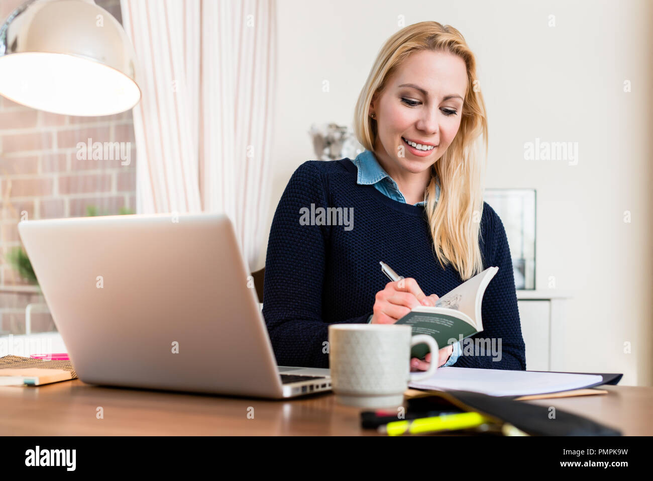 Writing story computer hi-res stock photography and images - Alamy