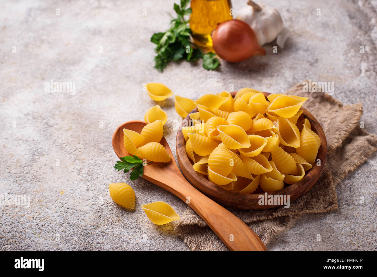 Italian conchiglioni hi-res stock photography and images - Alamy