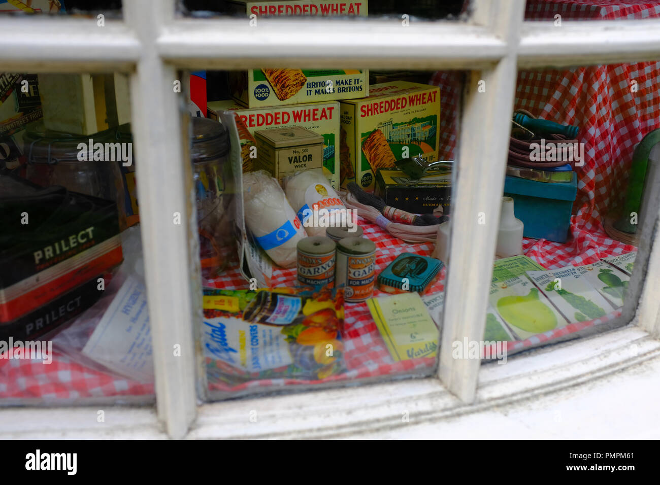 Vintage shop window displays hi-res stock photography and images - Alamy