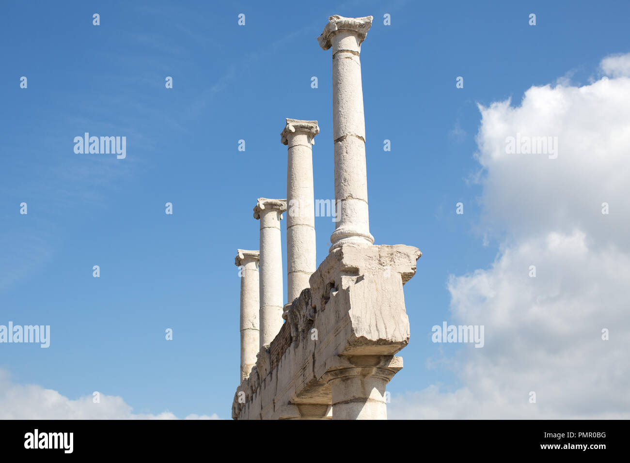 Four stone columns hi-res stock photography and images - Alamy