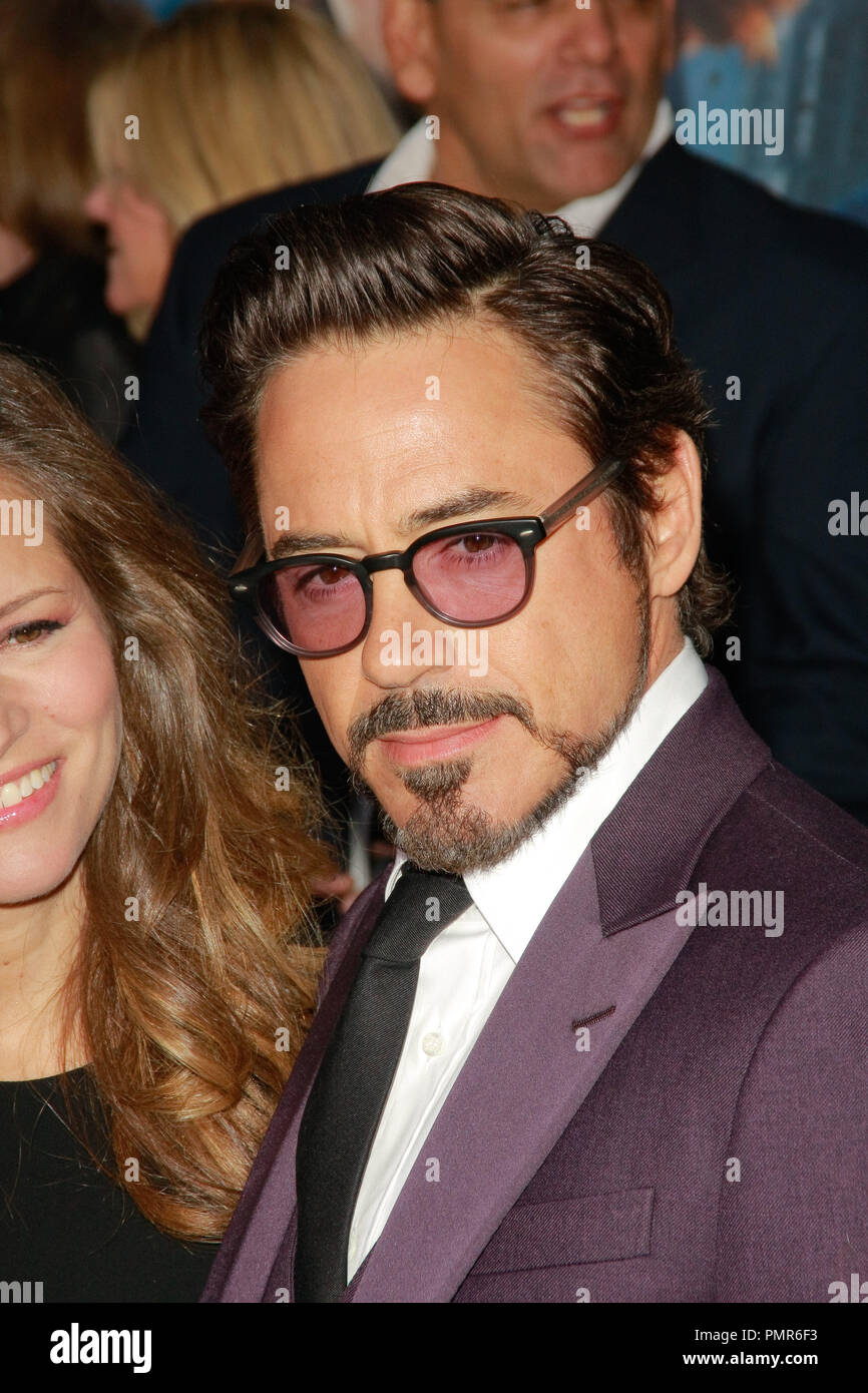 Purple tinted glasses hi-res stock photography and images - Alamy