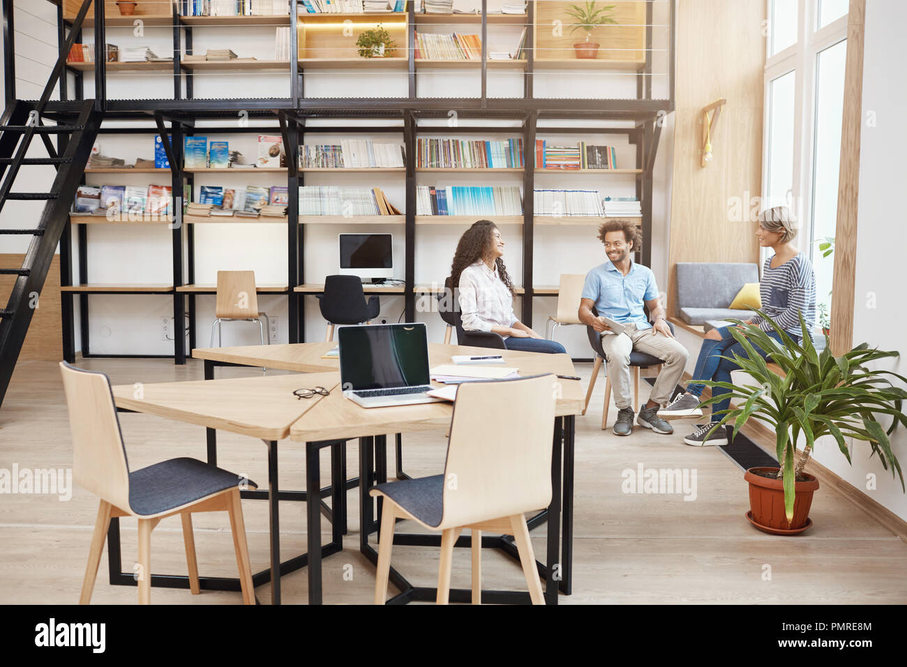 Young people meeting library hi-res stock photography and images - Alamy