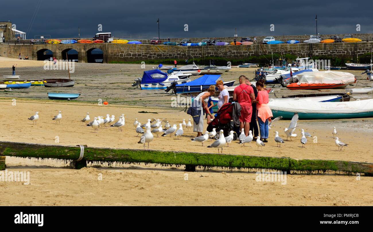 Food beach family hi-res stock photography and images - Alamy