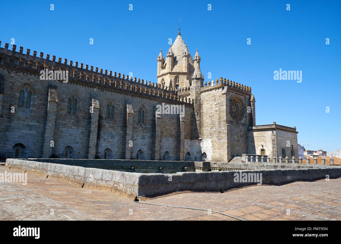 The view of Cathedral of Evora (Se de Evora) – a Roman Catholic church ...