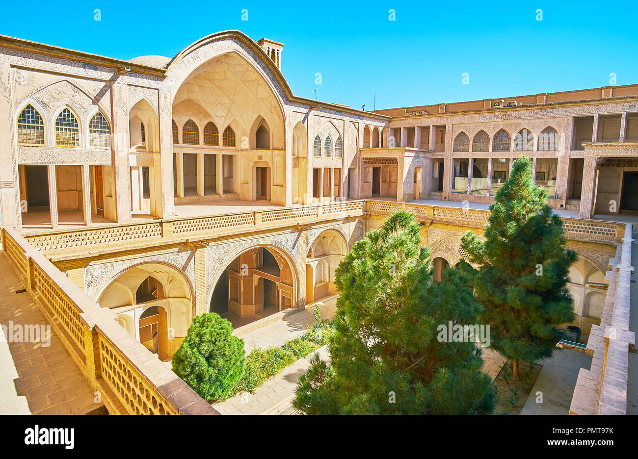 KASHAN, IRAN - OCTOBER 22, 2017: The Howz Khaneh courtyard of Abbasi ...