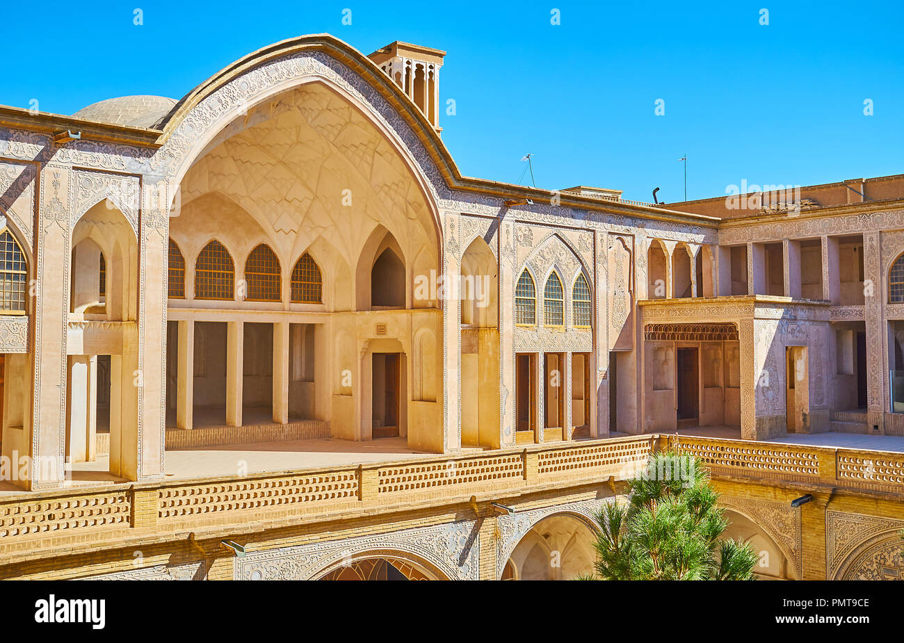 KASHAN, IRAN - OCTOBER 22, 2017: The scenic portal (iwan) in Howz ...