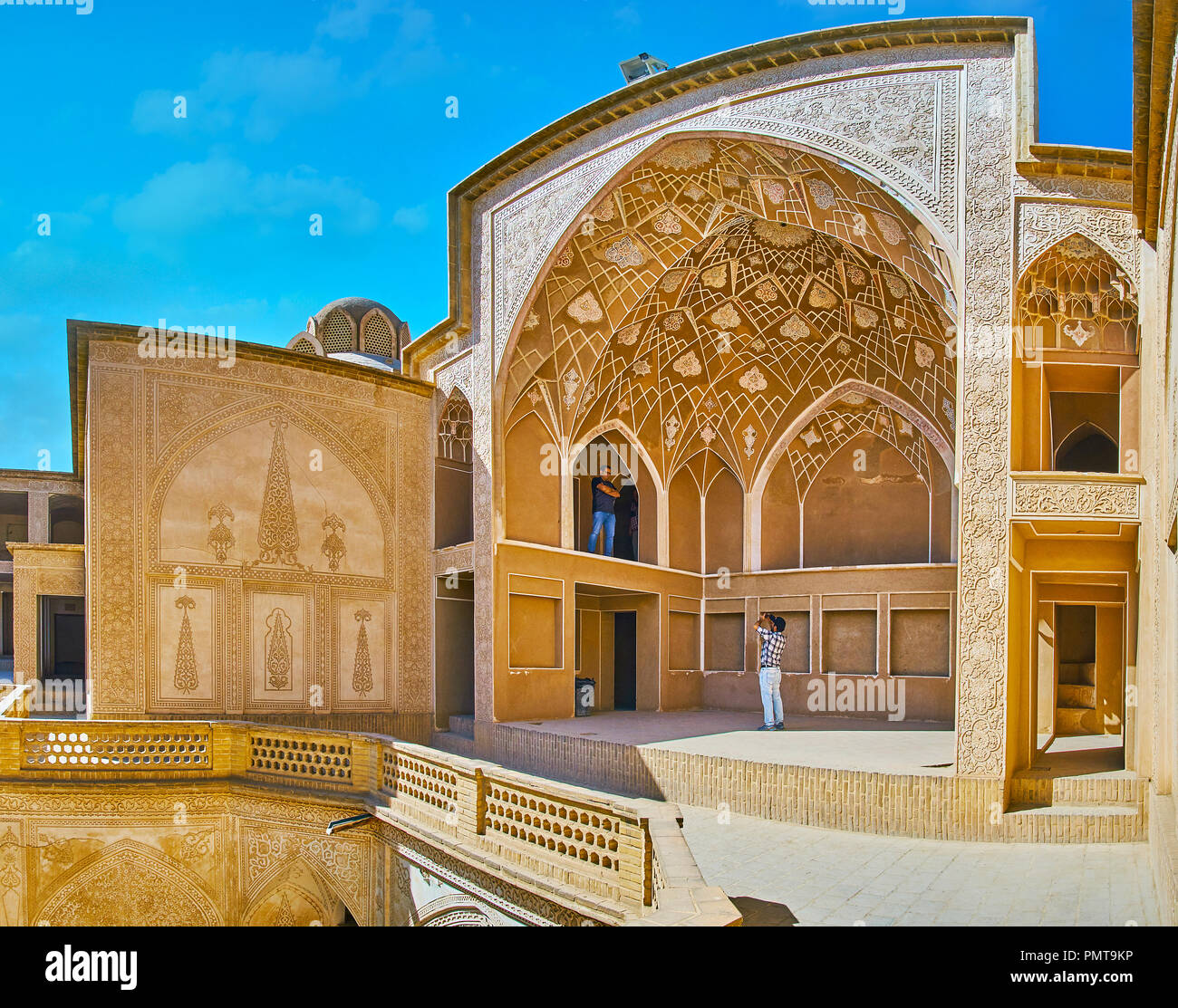 KASHAN, IRAN - OCTOBER 22, 2017: The scenic portal on the upper floor ...