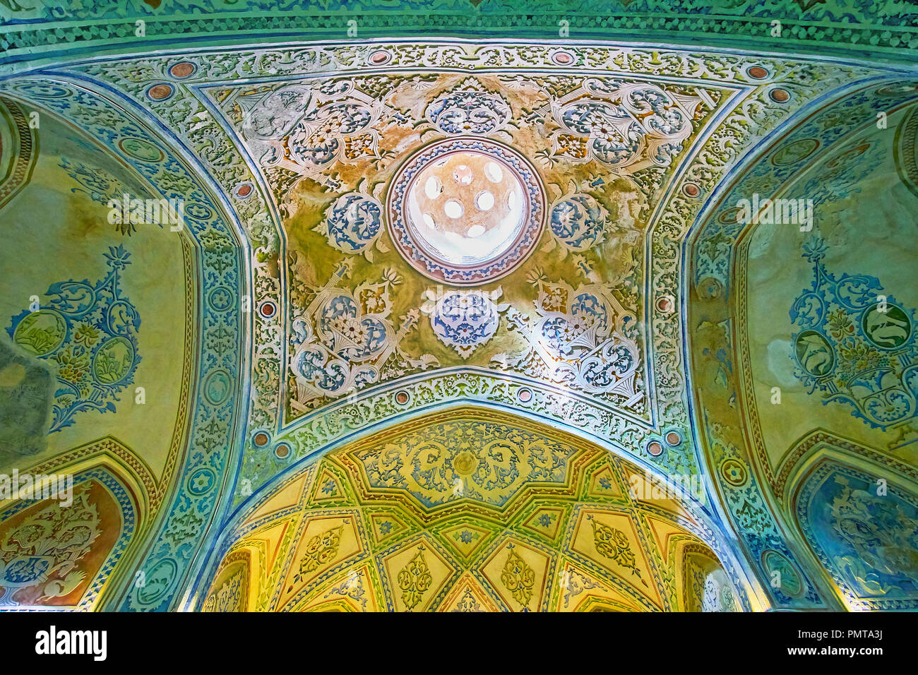 KASHAN, IRAN - OCTOBER 22, 2017: The medieval vault in Qasemi (Sultan ...